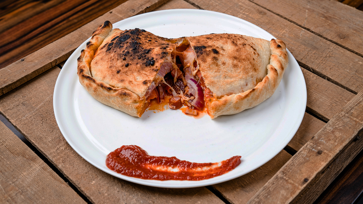 Calzone Húsimádó – Rustica Pizza